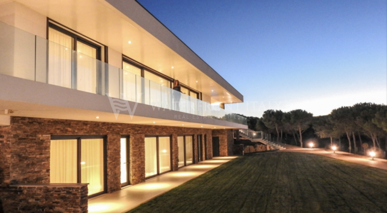 Seaside Estate – Waterfront Italy